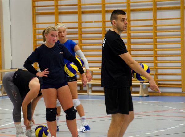 Mladi srpski odbojkaški trener, rodom iz Slatine, trenira mlade ...